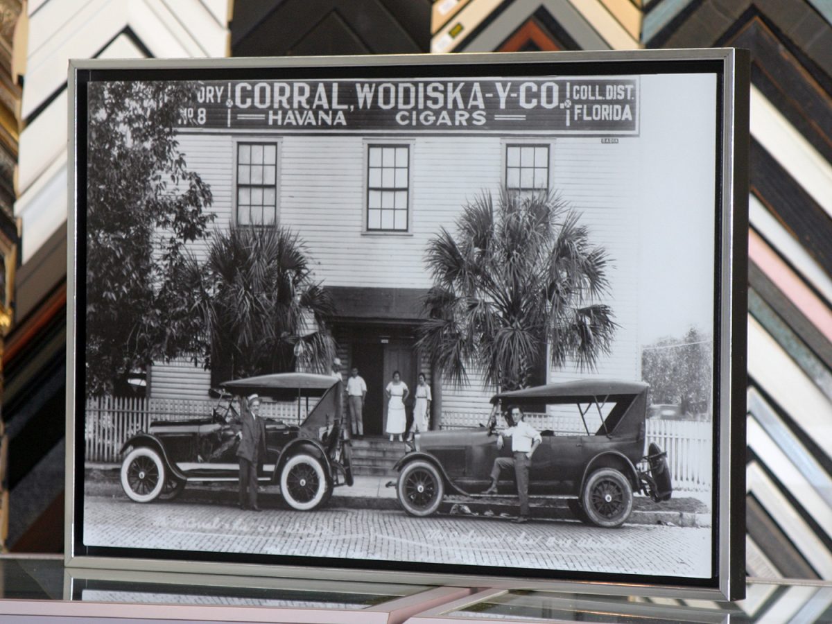 Floating Frame | Max Photo and Decor